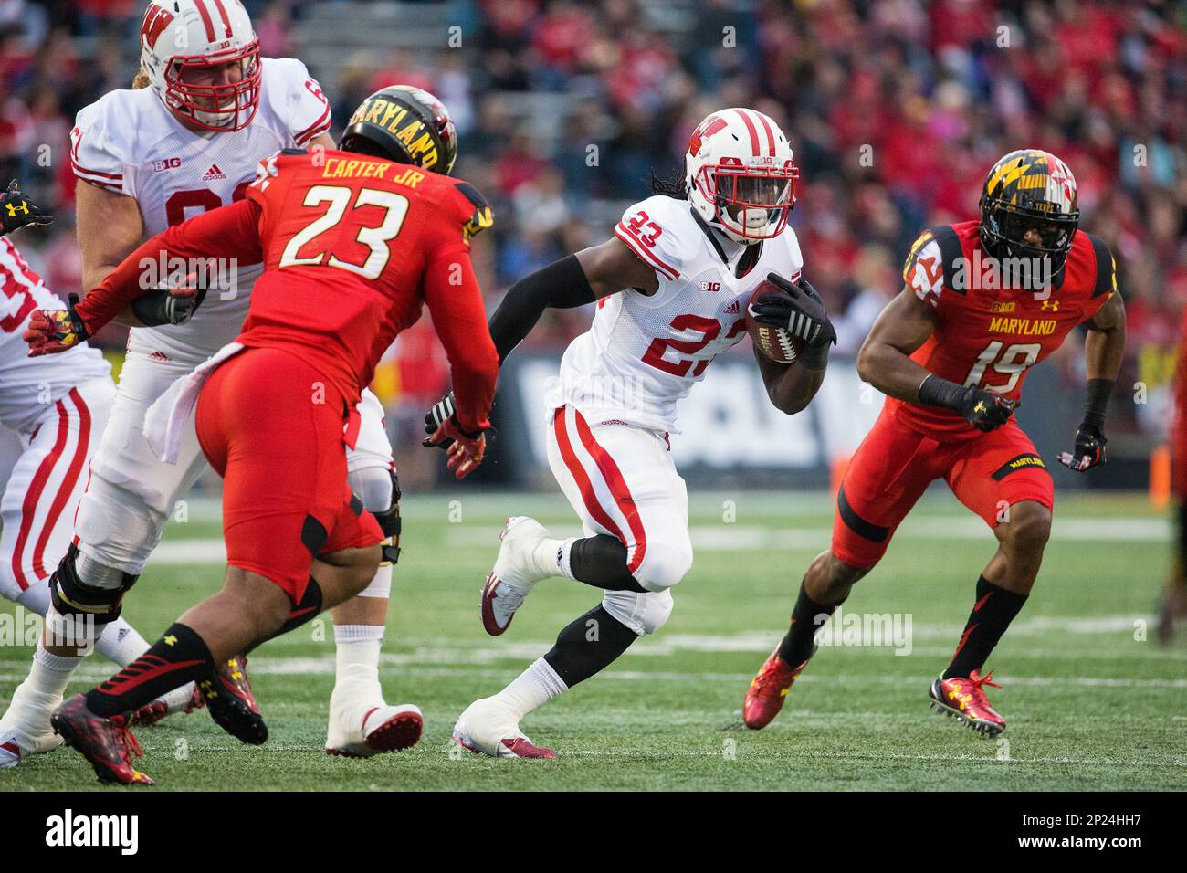 Wisconsin Badgers running back Dare Ogunbowale (23) carries the ball ...