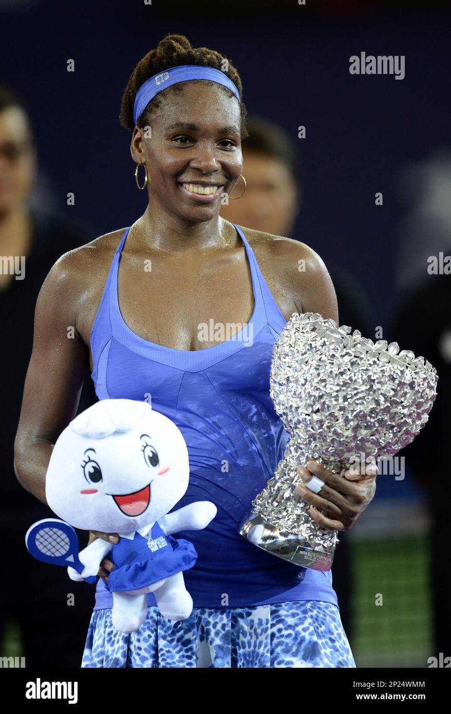 Winner's Venus Williams of the United States poses with her trophy ...