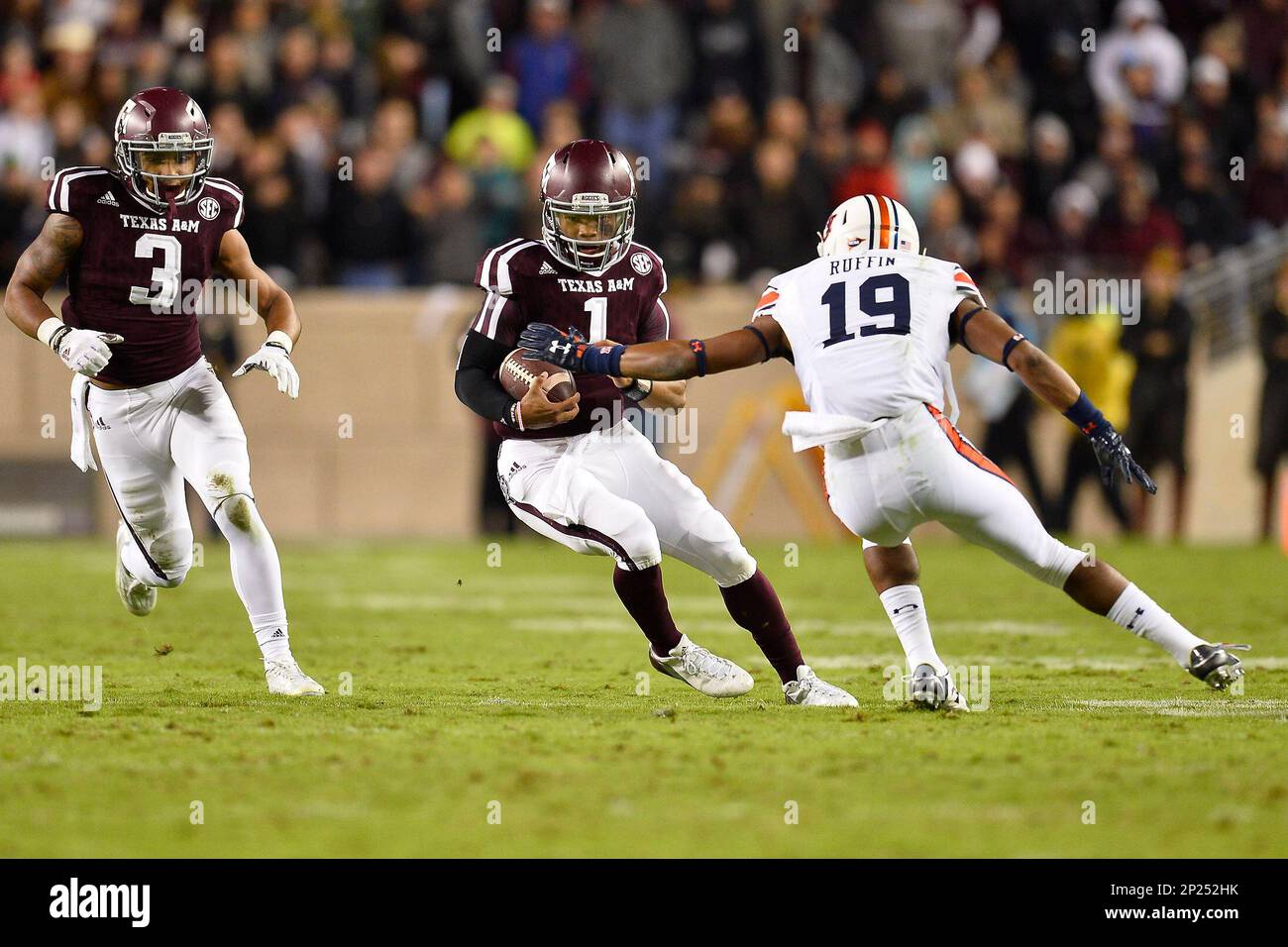 Texas A&M's quarterback Kyler Murray (1) looks to run past Auburn's ...