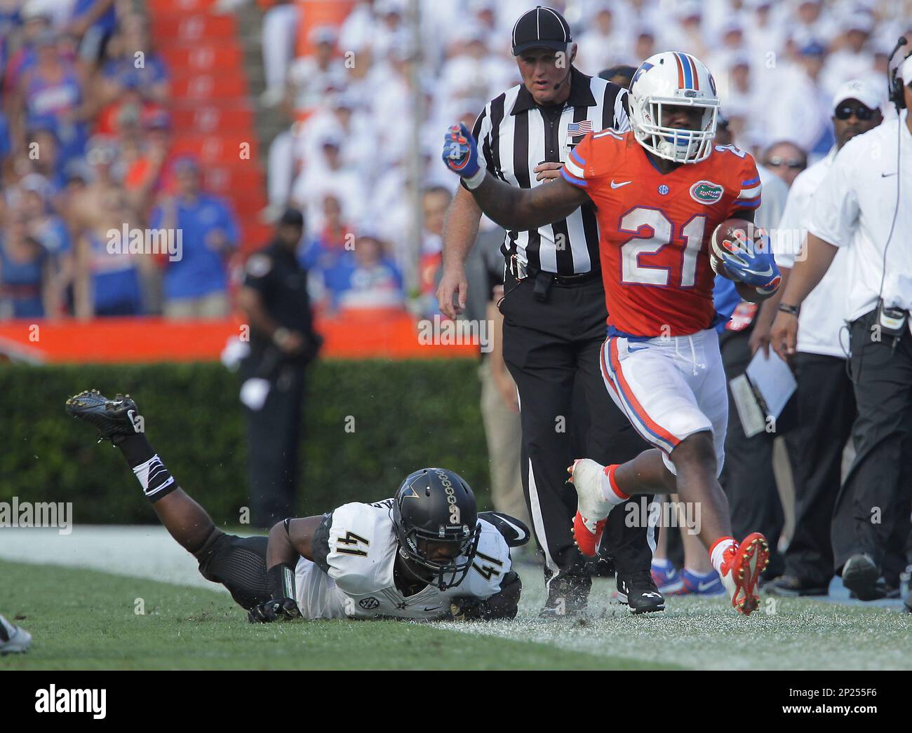 Florida running back Kelvin Taylor (21) runs past Vanderbilt linebacker ...