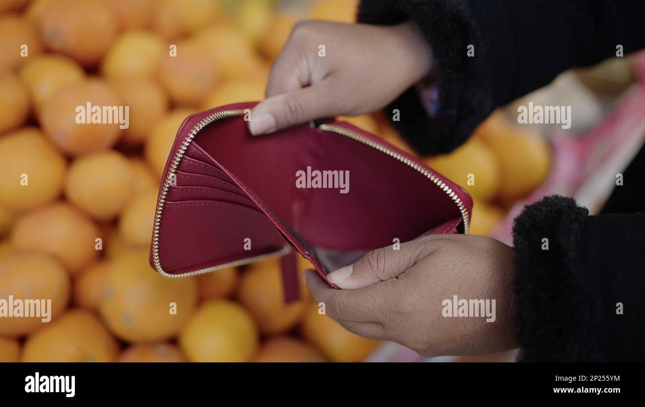 Empty supermarket african hi-res stock photography and images - Alamy