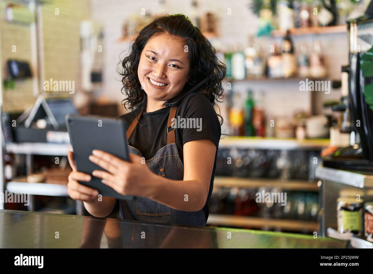 Chinese restaurant interior waitress hi-res stock photography and ...