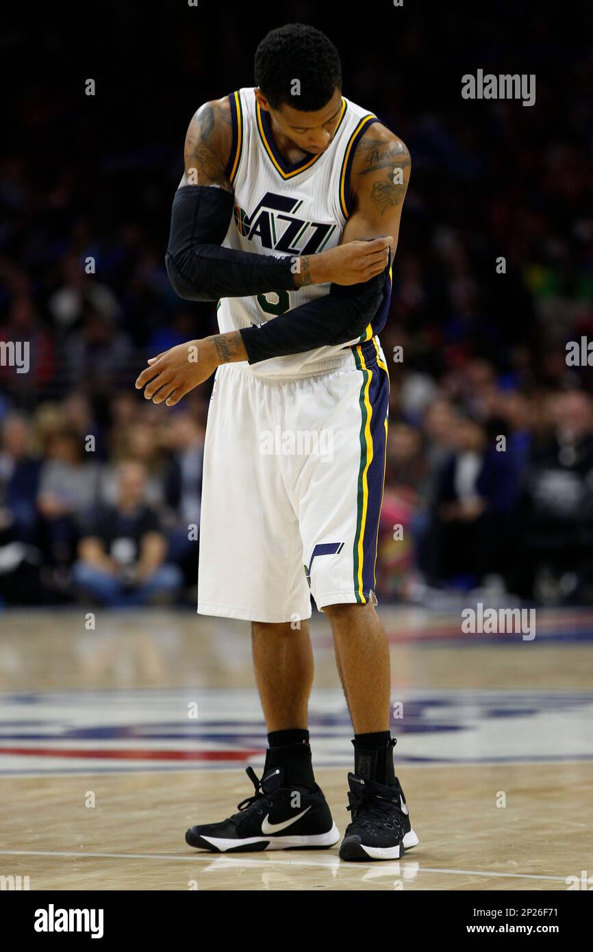 October 30, 2015: Utah Jazz guard Rodney Hood (5) fixes his elbow sleeve during the NBA game ...
