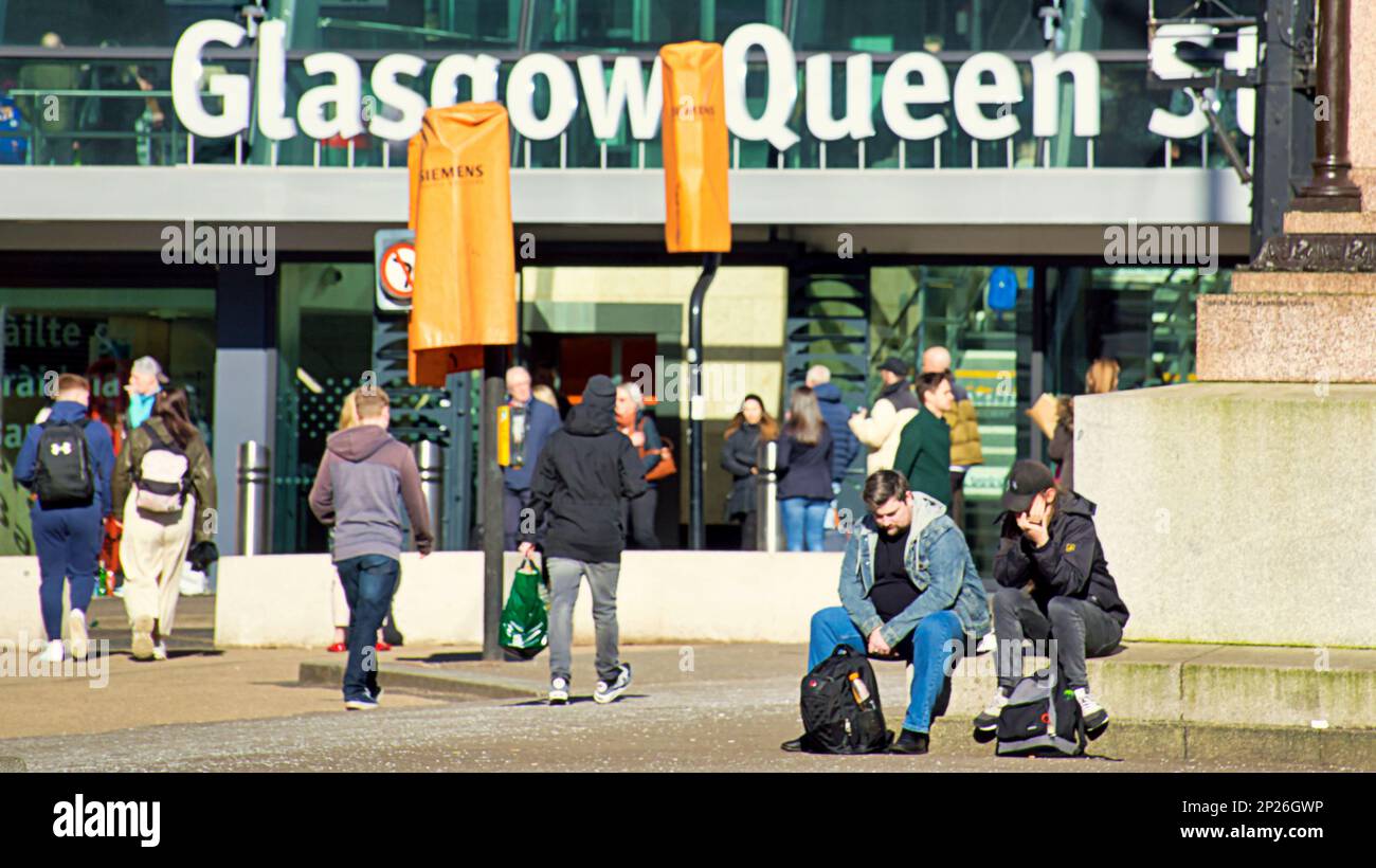 Glasgow, Scotland, UK 4th March, 2023. UK Weather: Spring sunshine saw ...