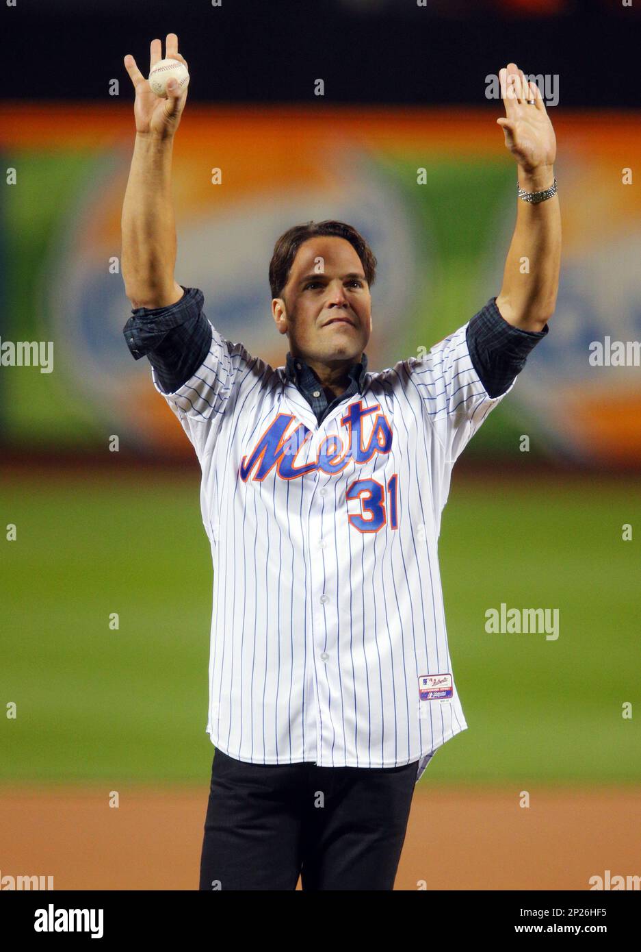 Former New York Mets' Mike Piazza throws out the first pitch before ...