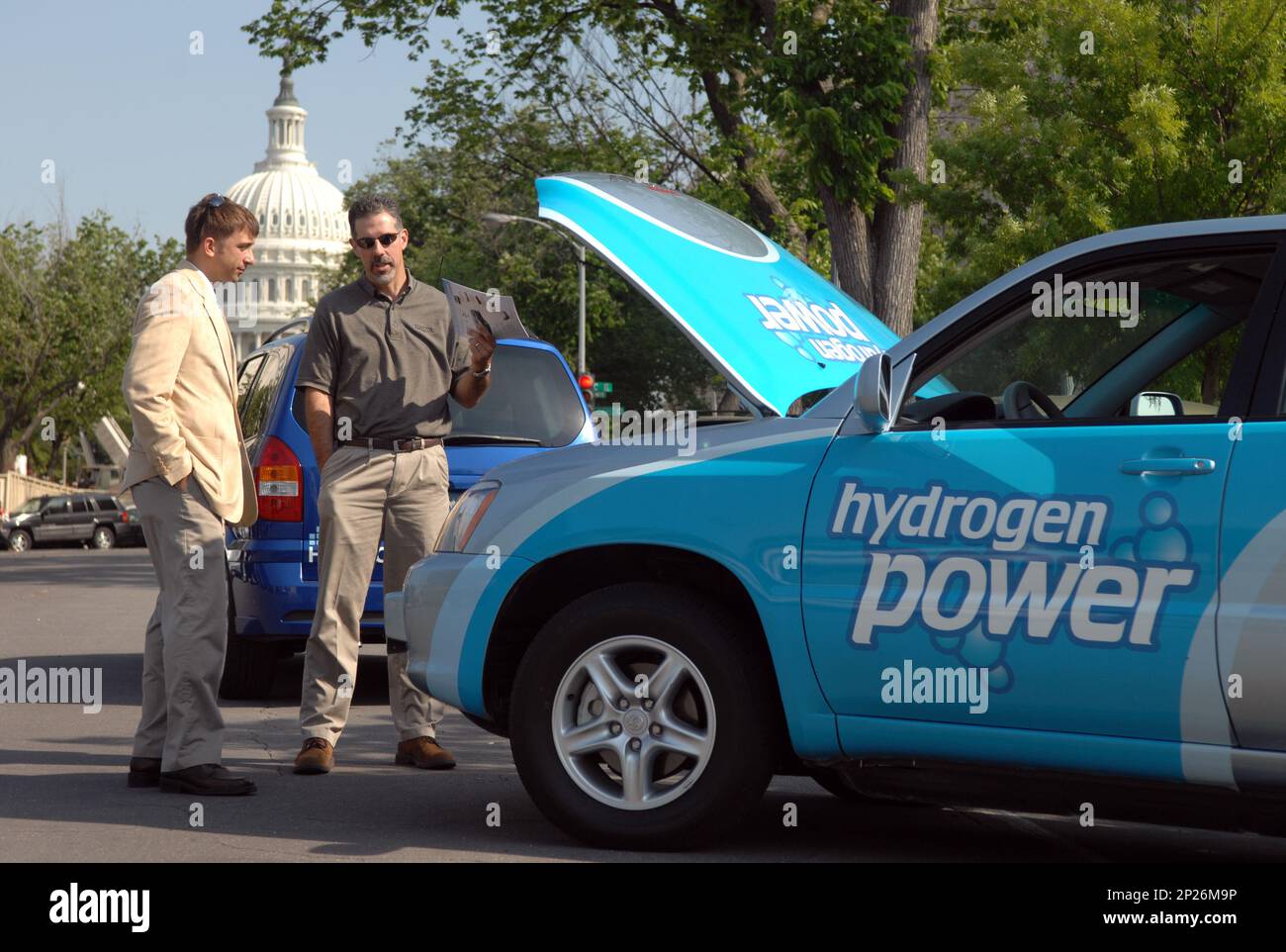 Matt Atwell of GM, left, and Bob Wimmer of Toyota, check out a hydrogen ...