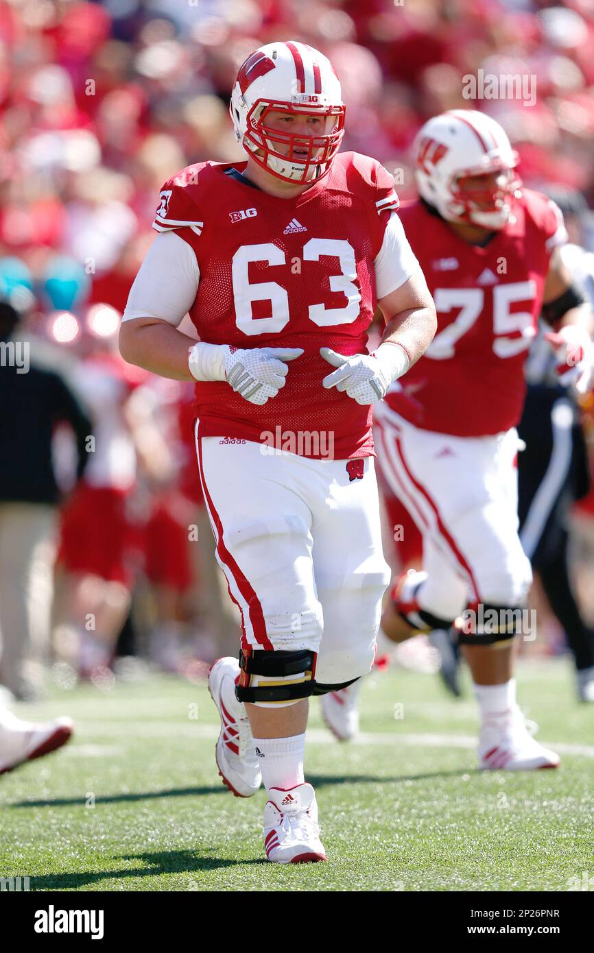 Wisconsin offensive lineman Michael Deiter (63) runs during a NCAA ...