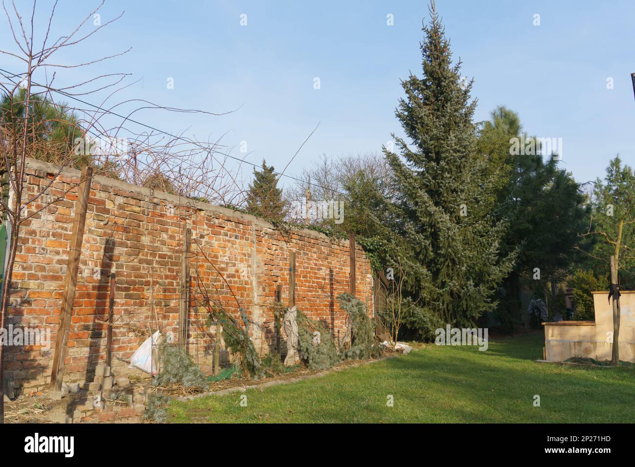 Red brick wall sculpture hi-res stock photography and images - Alamy