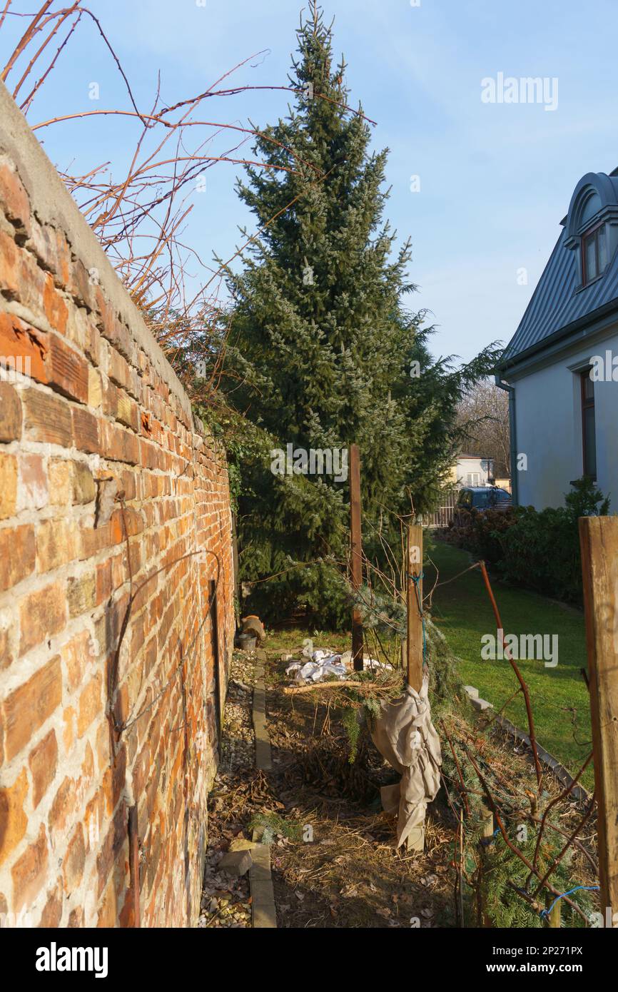 Red brick wall sculpture hi-res stock photography and images - Alamy