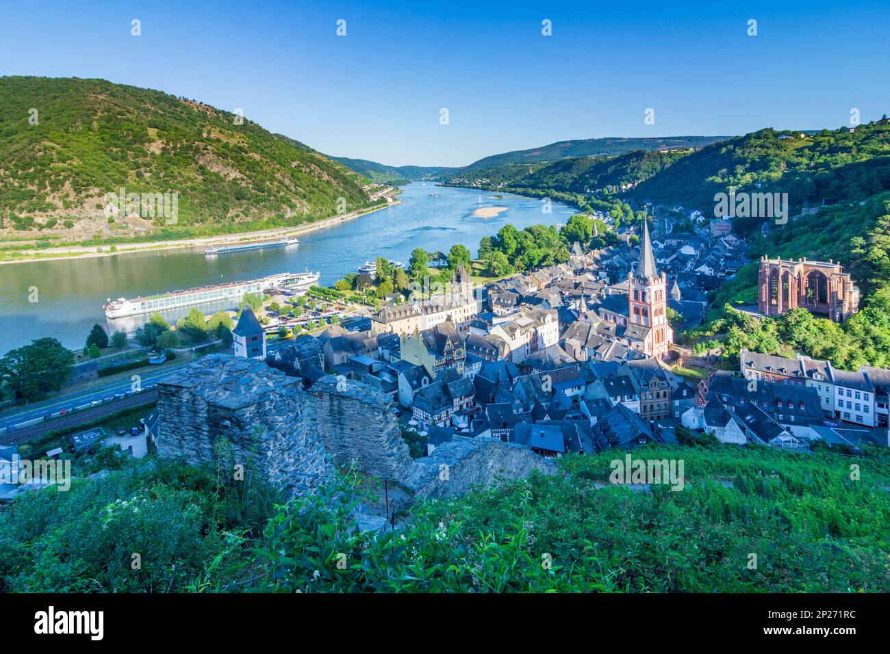 Bacharach: view to Bacharach Old Town with church St. Peter, ruin ...