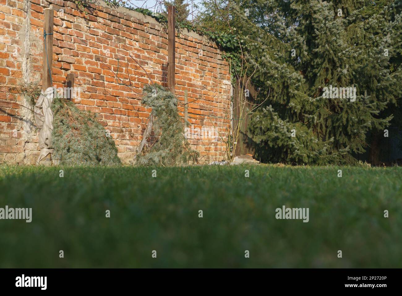 Red brick wall sculpture hi-res stock photography and images - Alamy