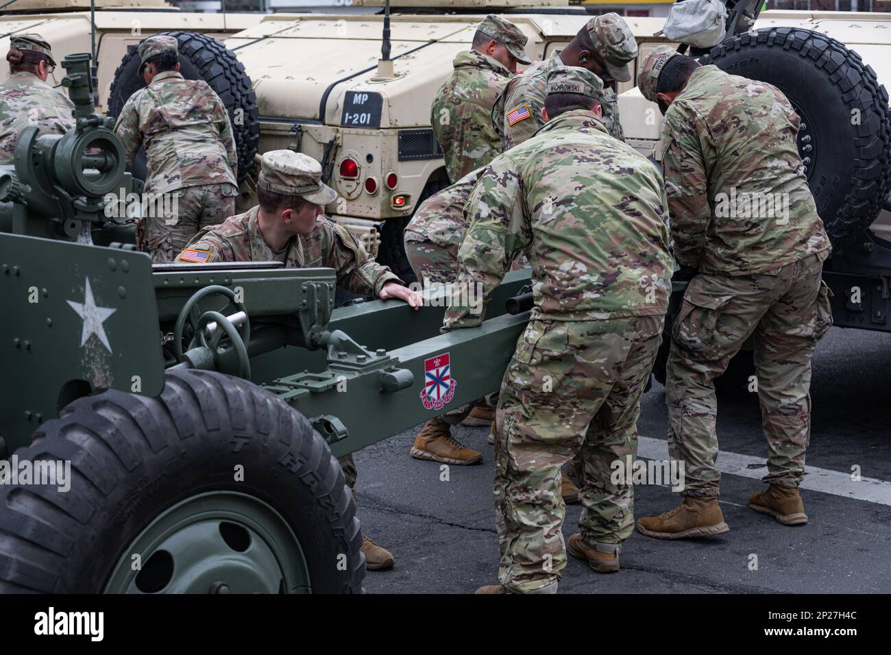 U.S. Army soldiers assigned to the 192nd Military Police Battalion ...