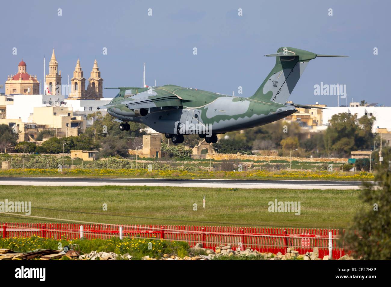 Brazilian Air Force Embraer KC-390 (EMB-390) (Reg.: FAB2853) landing ...