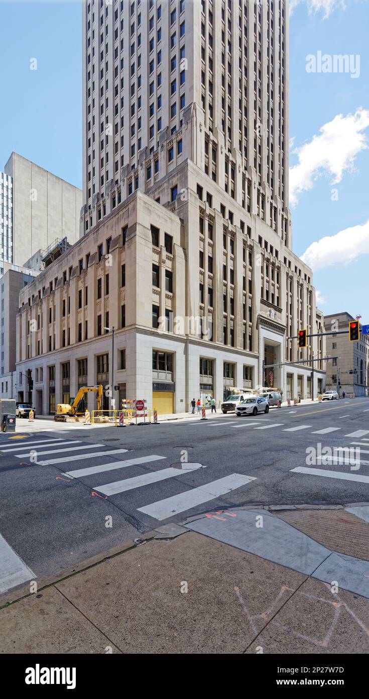 Pittsburgh Downtown: Gulf Tower, a limestone and granite Art Deco ...