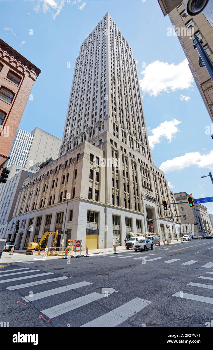 Pittsburgh Downtown: Gulf Tower, a limestone and granite Art Deco ...