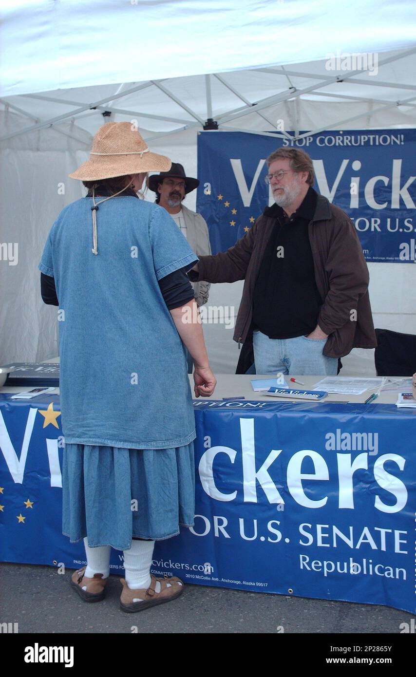 Republican Senate candidate Vic Vickers talks to an interested ...