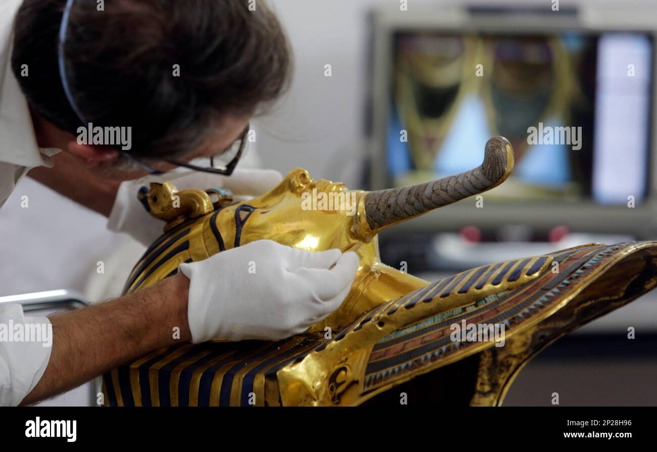 German restorer Christian Eckmann begins restoration work on the golden ...