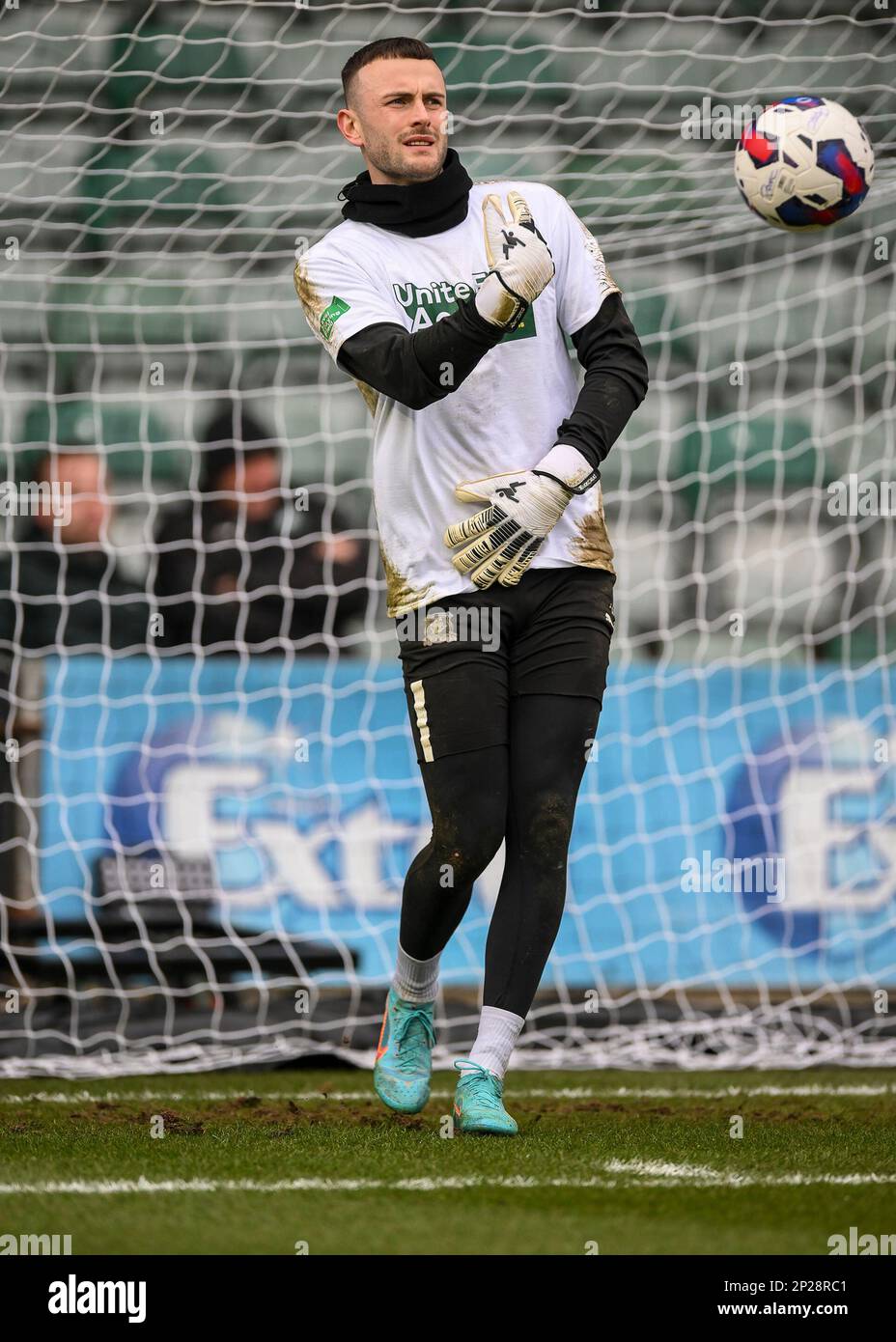 Goalkeeper callum burton hi-res stock photography and images - Alamy