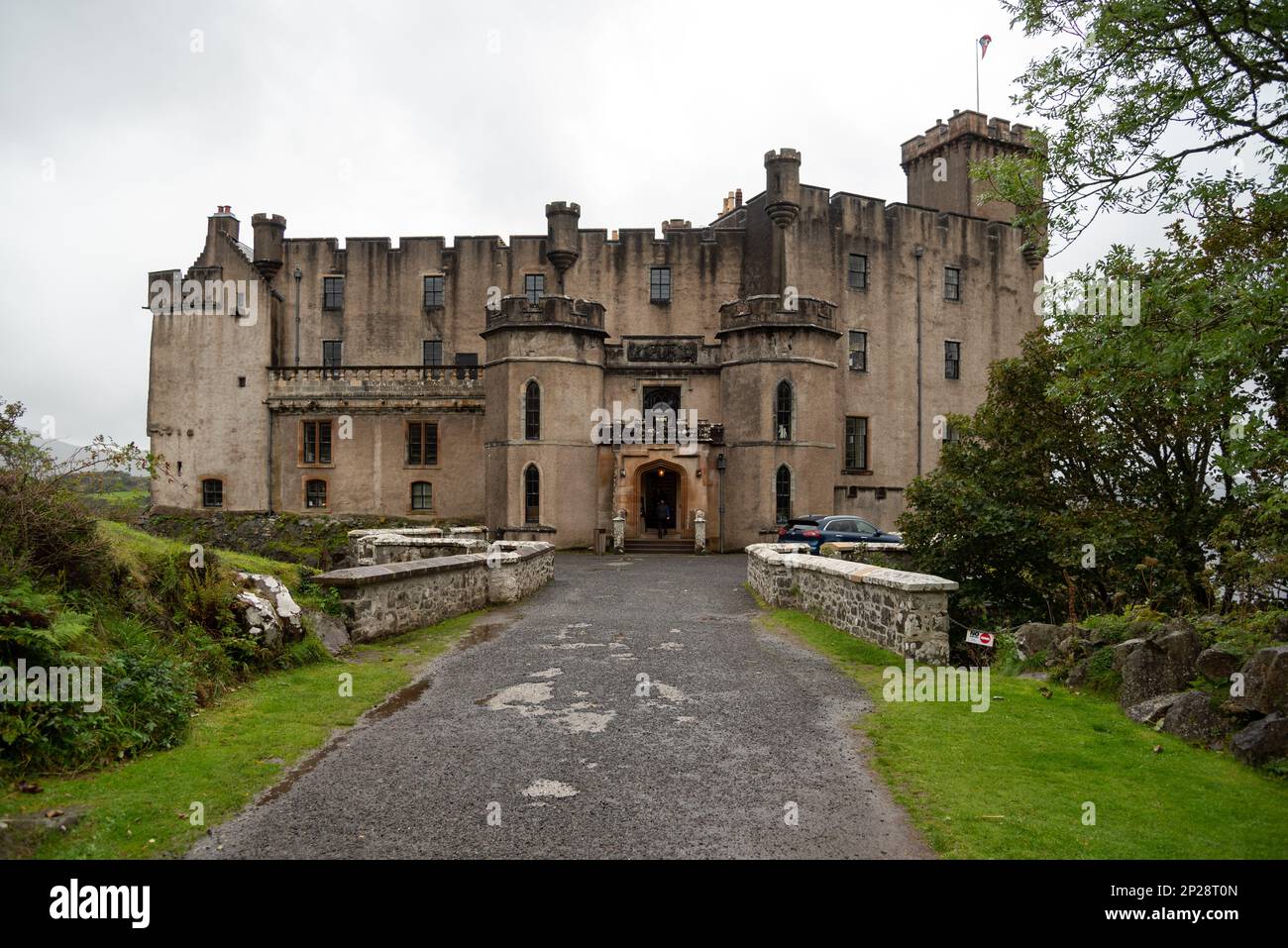 Castle entrance with lake and moss in the Scottish highlands Stock ...