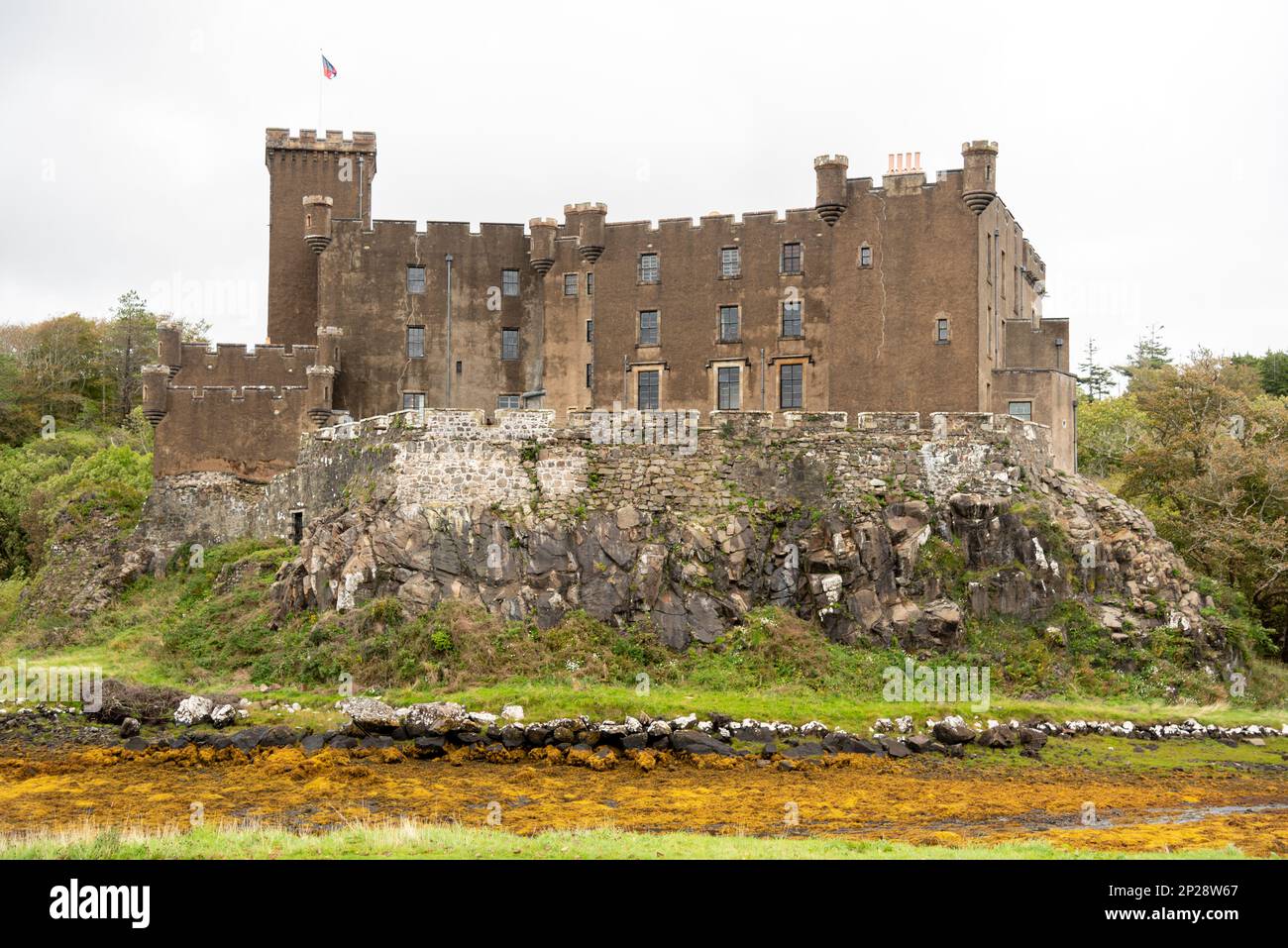 Castle entrance with lake and moss in the Scottish highlands Stock ...