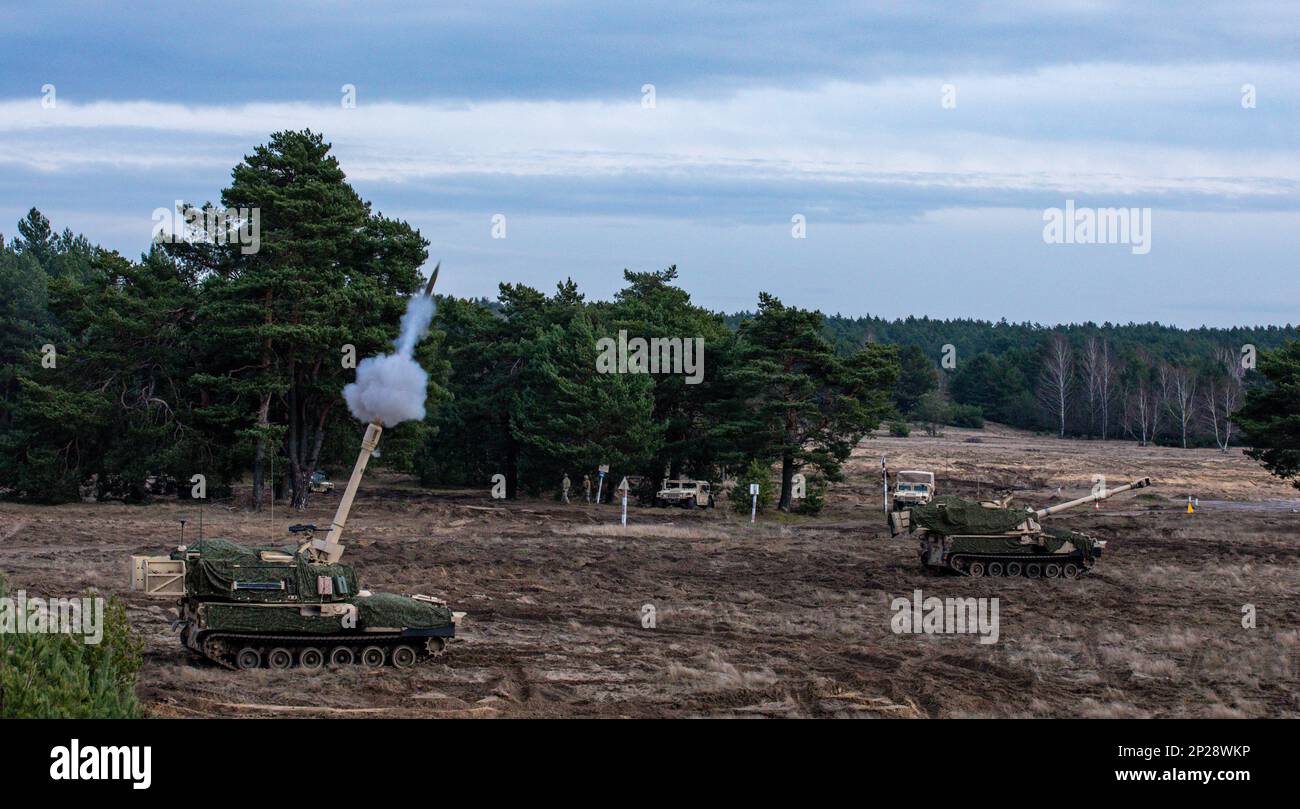 U.S. Soldiers assigned to 2nd Platoon, Bull Battery, 1st Battalion, 7th ...