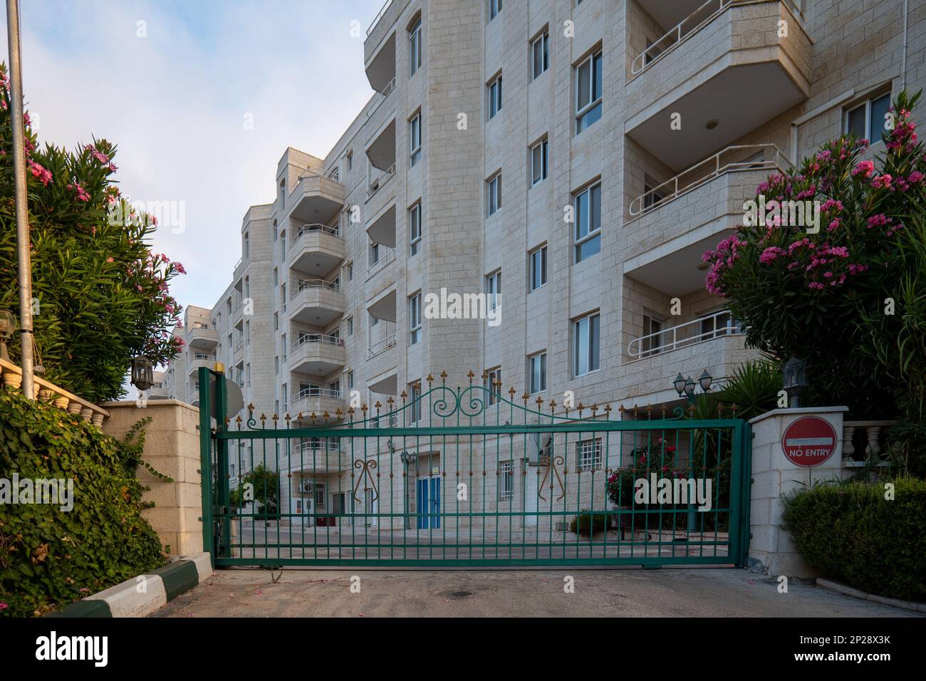 Entrance building residential palace hi-res stock photography and ...