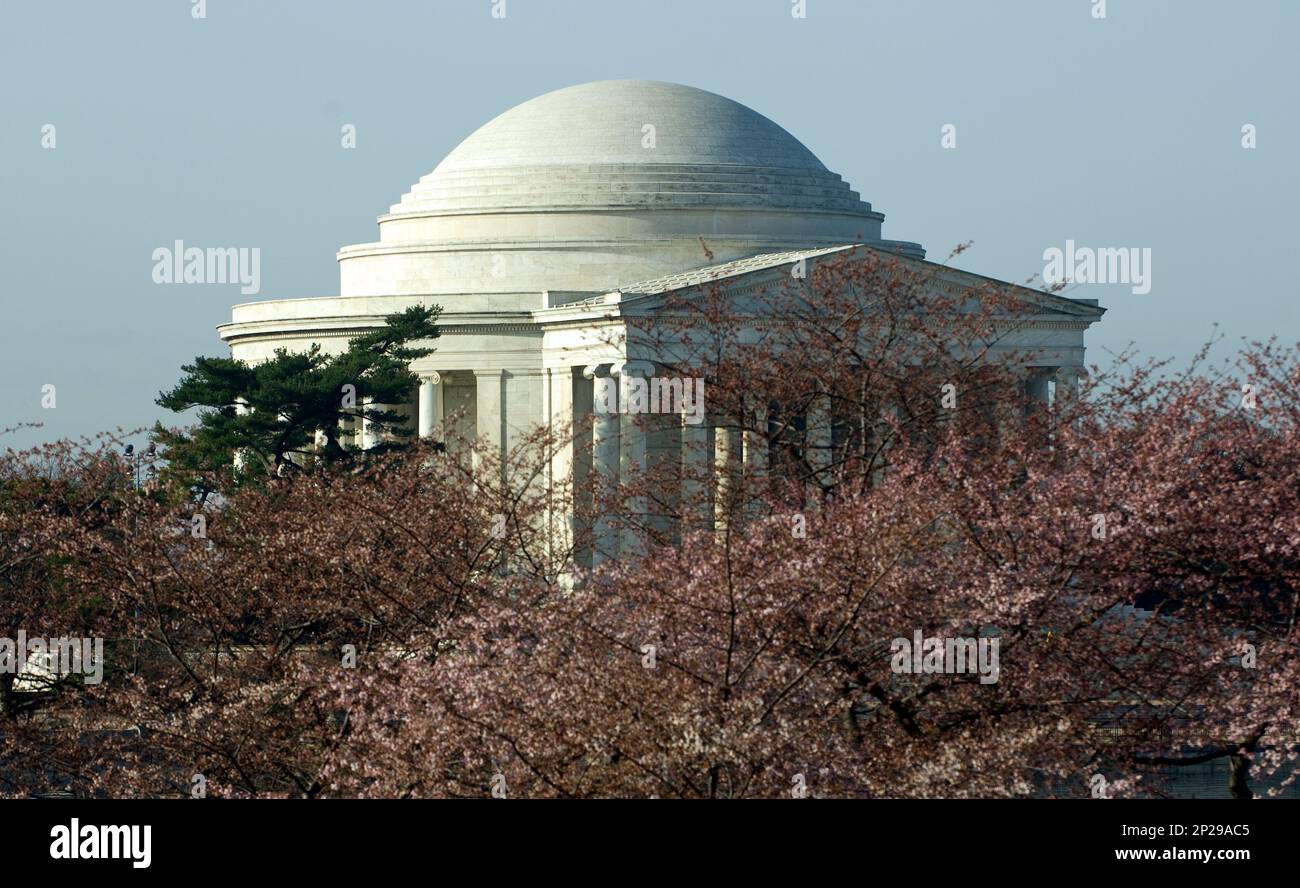 The Thomas Jefferson Memorial, modeled after the Pantheon of Rome, is ...