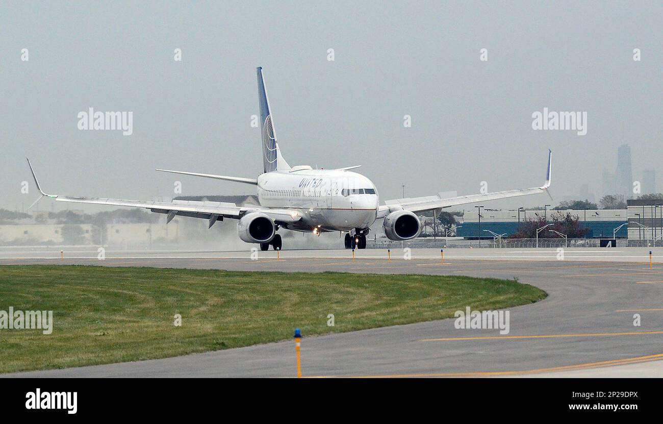 A United Airlines jetliner lands on Chicago O'Hare International ...