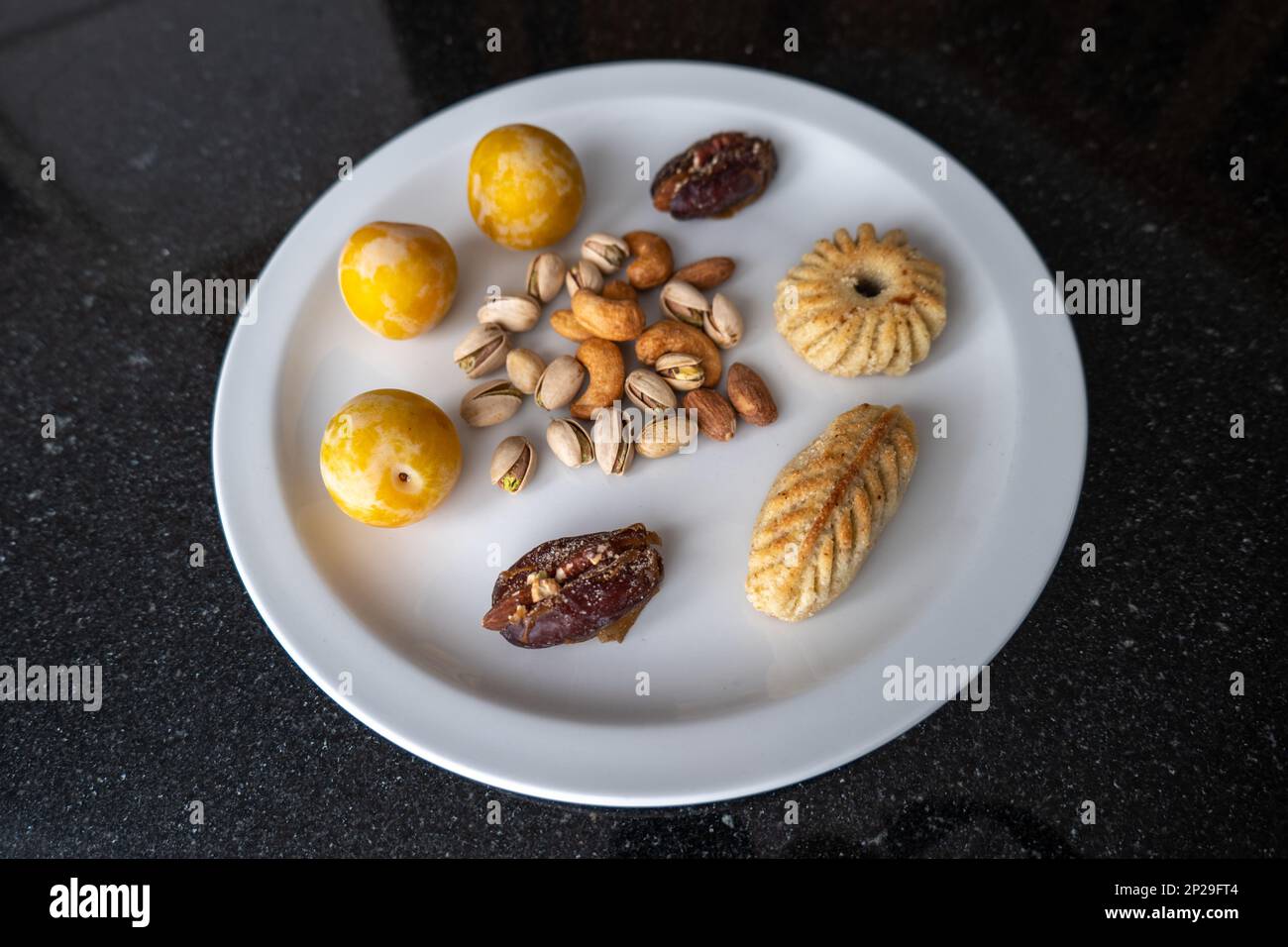 Abricots, Cashews, Pistachios, Dates, and Traditional Palestine Cookies ...