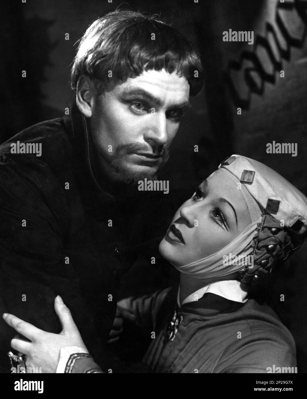 LAURENCE OLIVIER as Hotspur and MARGARET LEIGHTON as Lady Percy ...
