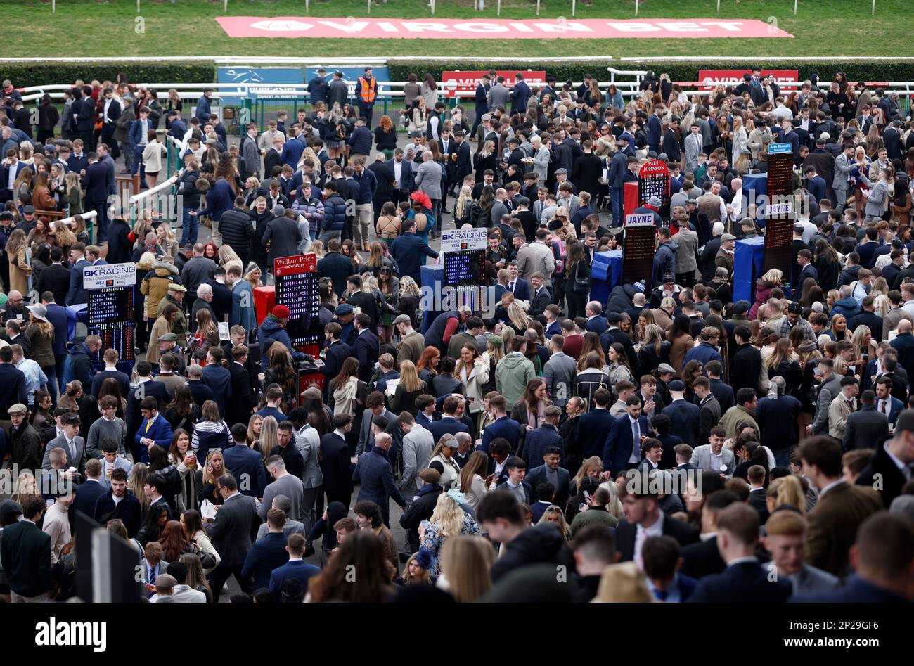 Grandstand doncaster racecourse hi-res stock photography and images - Alamy