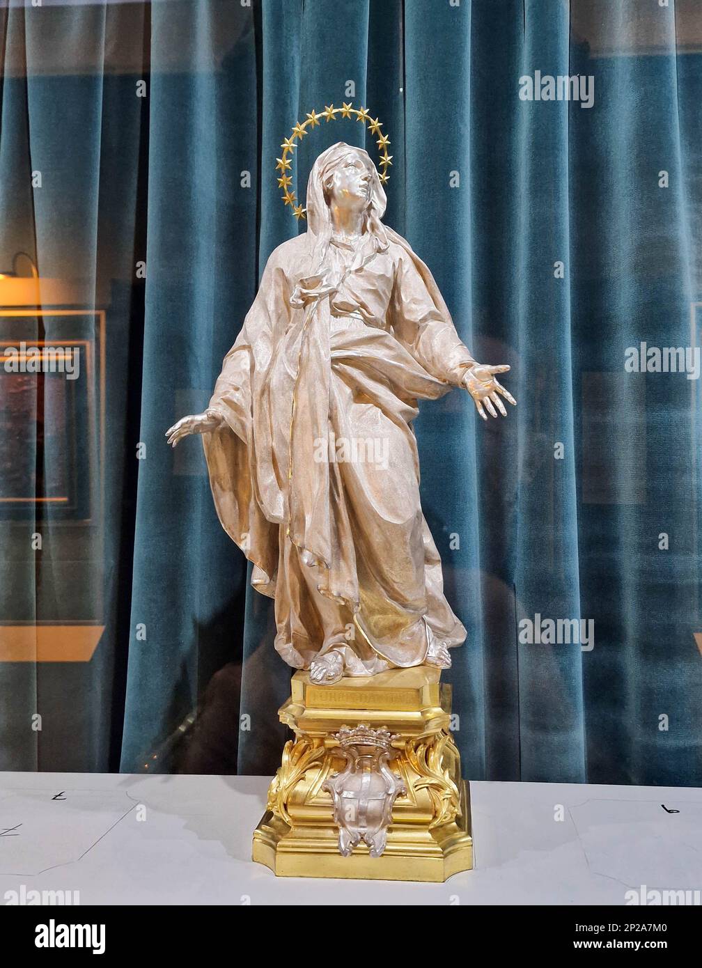 Mary queen heaven virgin hi-res stock photography and images - Alamy