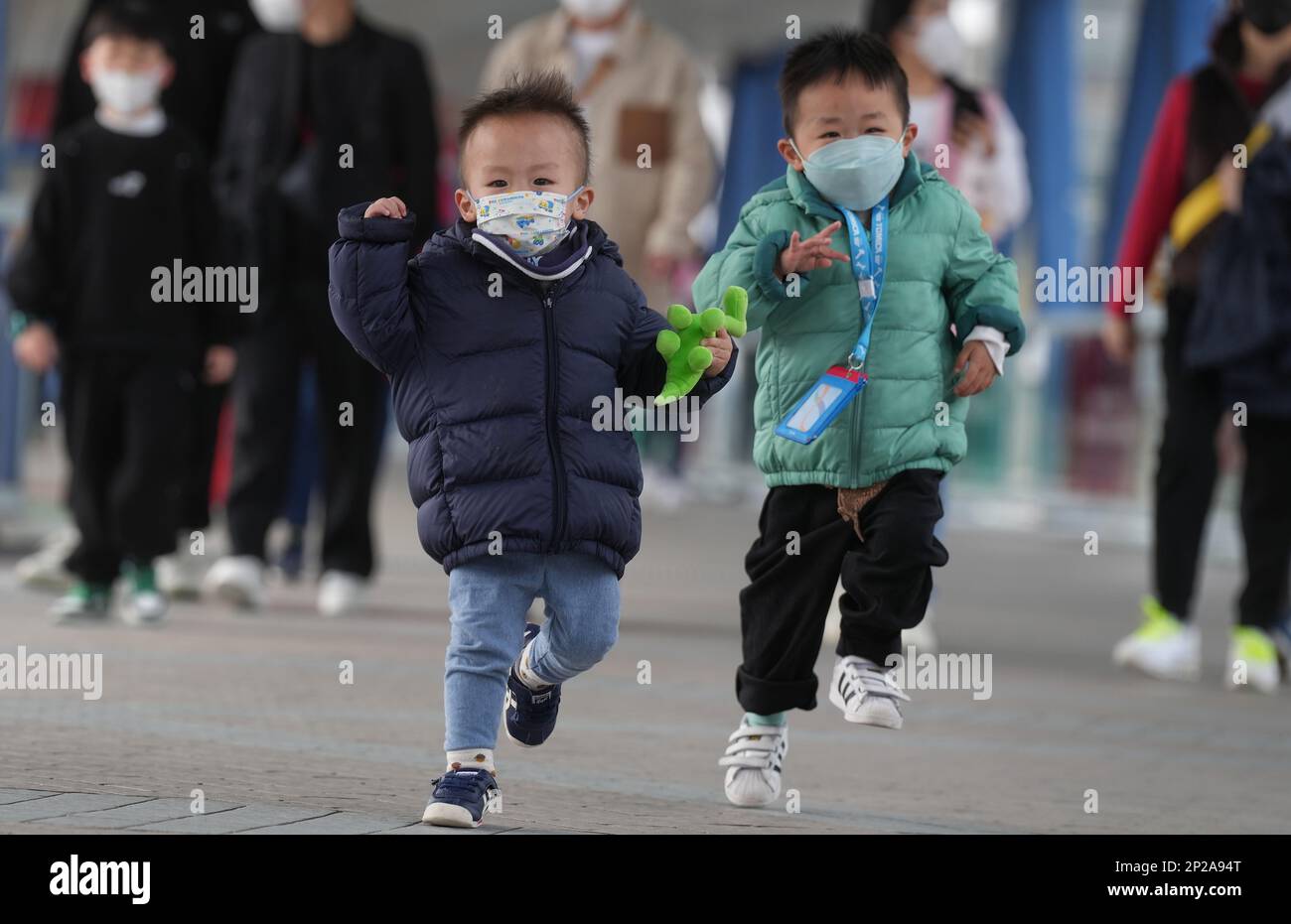 Temperatures in Hong Kong drop due to the cold front moves across ...