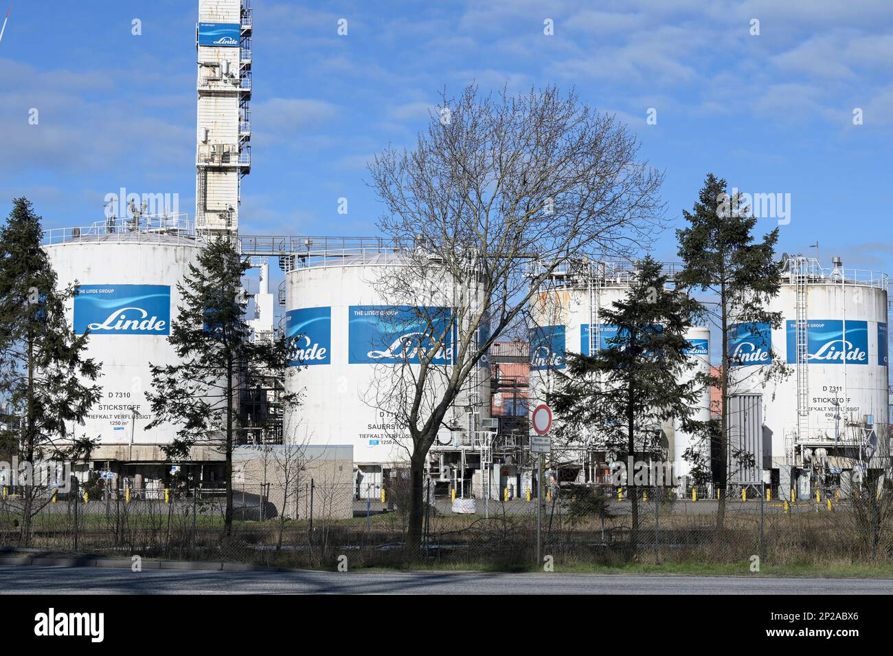 GERMANY, Hamburg port, Linde Group, special gas supply / DEUTSCHLAND ...