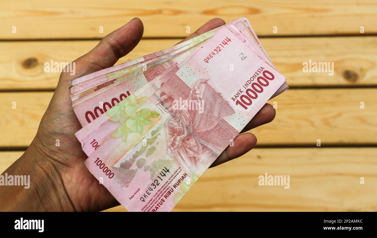 Hundred rupiah banknote hi-res stock photography and images - Alamy