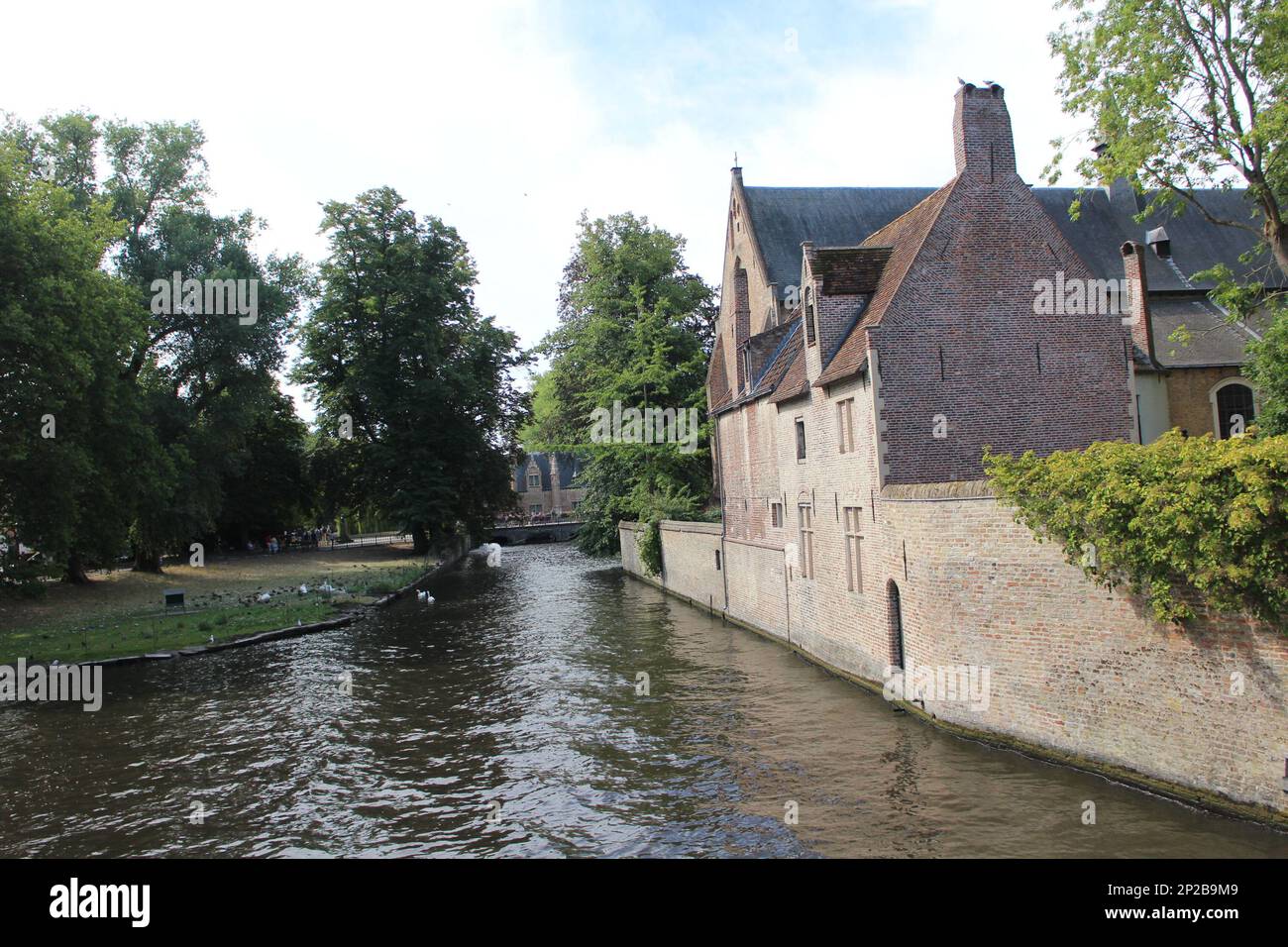 Canal medieval town of bruges hi-res stock photography and images - Alamy