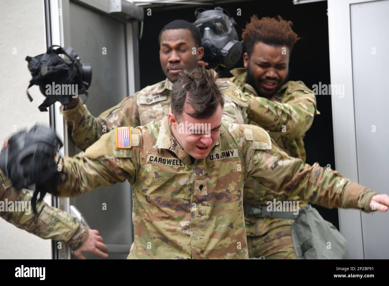 U.S. Soldiers with 207th Military Intelligence Brigade exit the gas ...