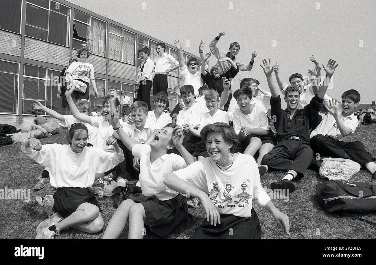 1989, secondary school sports day, male and female teenage school ...