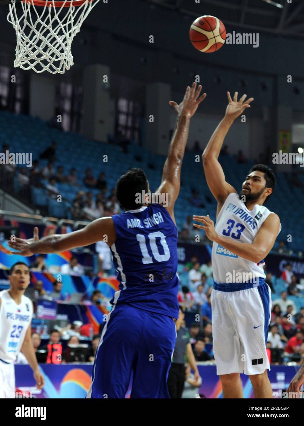 Ranidel de Ocampo of the Philippines, right, shoots over India's ...