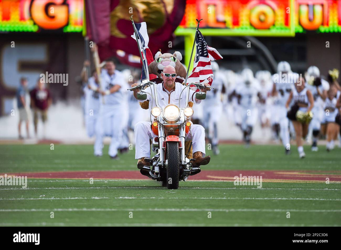 September 19, 2015: Texas State mascot Boko the Bobcat rides onto the ...