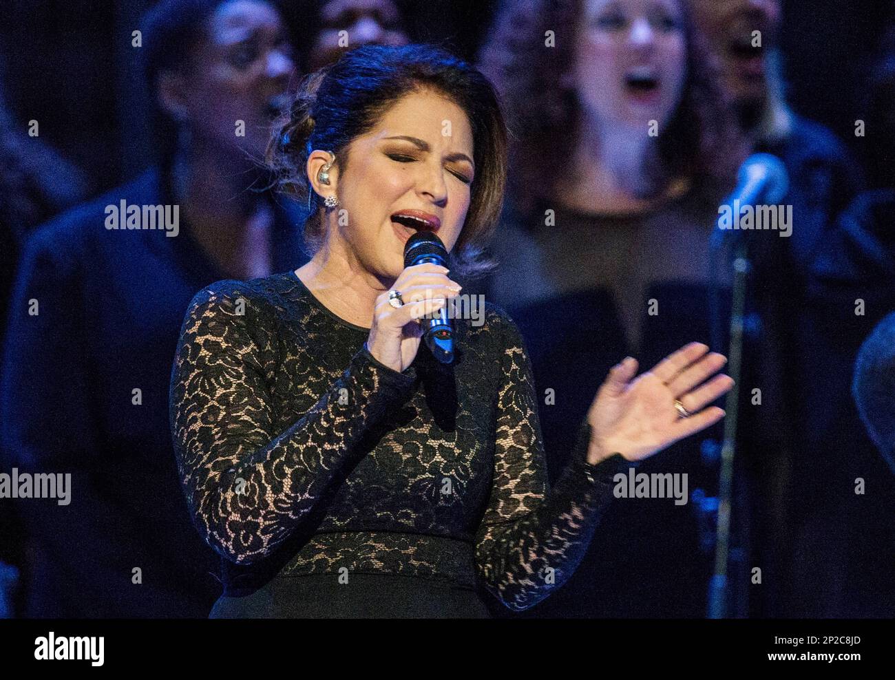 Gloria Estefan sings "Mas Alla" prior to Pope Francis celebrating Mass ...