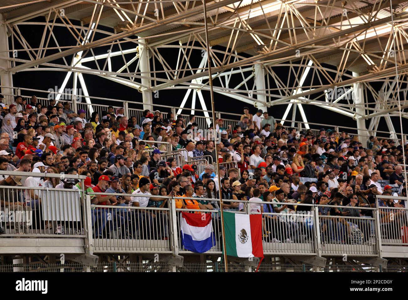 Bahrain international circuit audience hi-res stock photography and ...