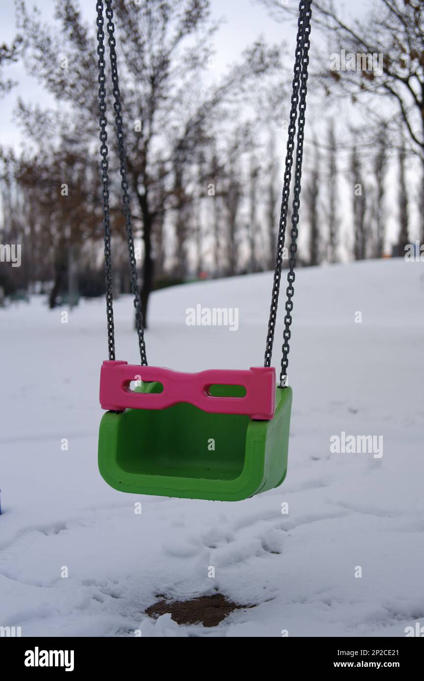 Empty tree swing hi-res stock photography and images - Alamy