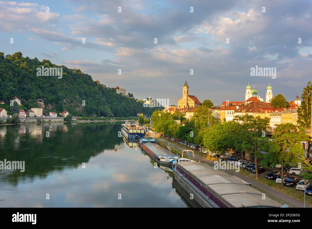 Passau: river Donau (Danube), Veste Oberhaus Castle, Dom St. Stephan ...