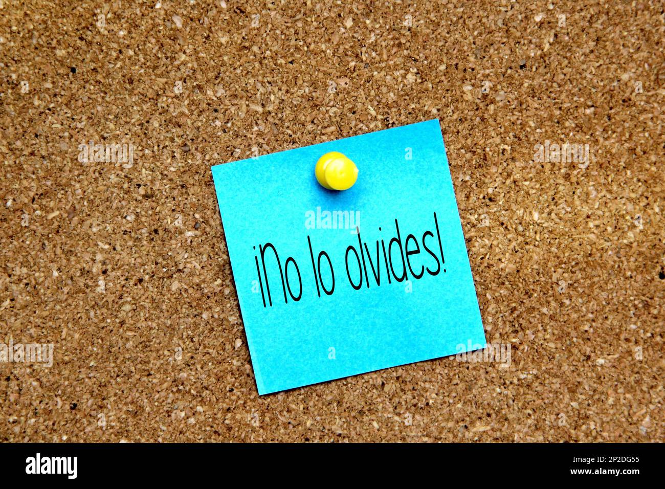 Motivational note in blue color on cork board with message in Spanish ...