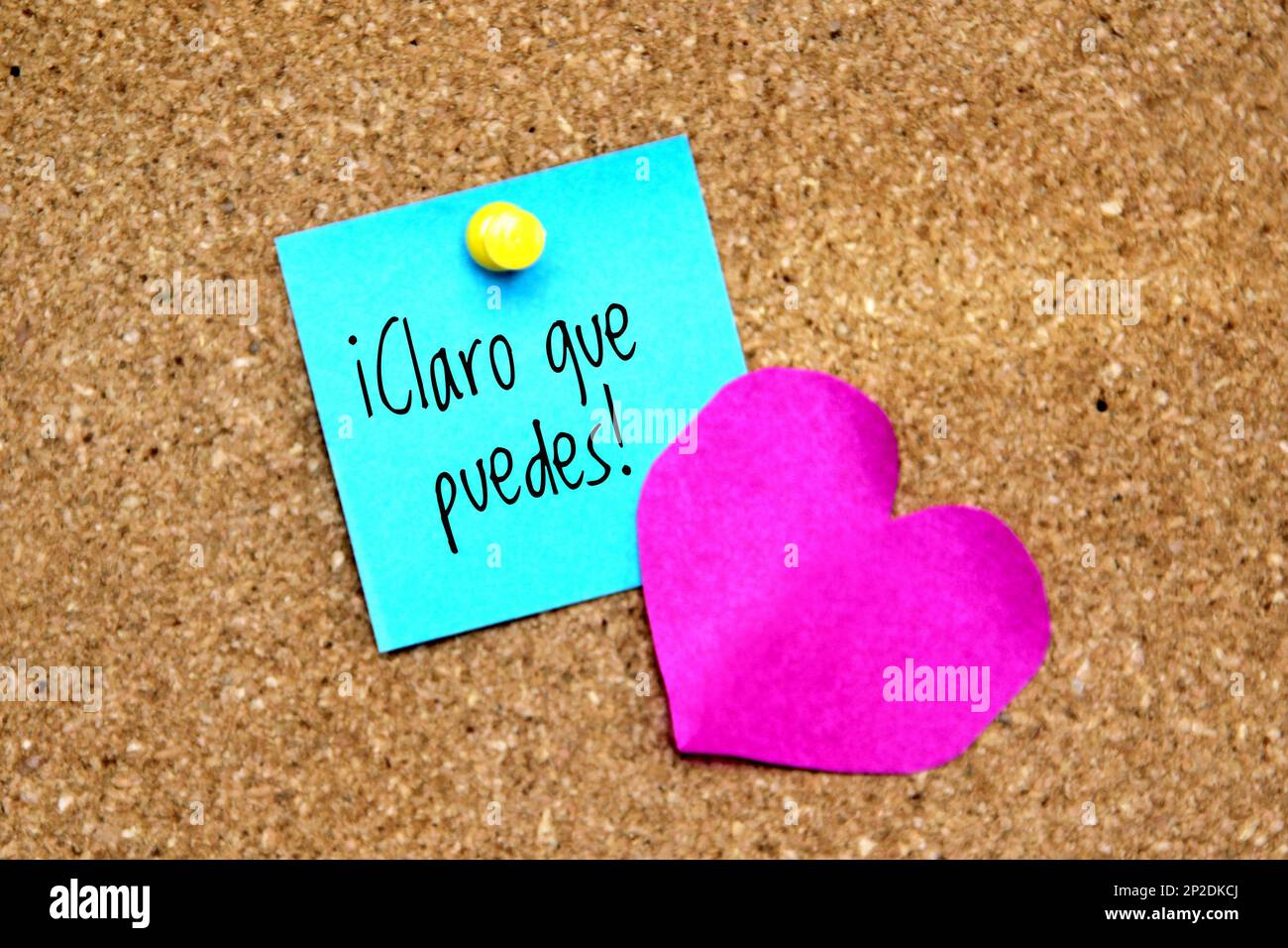 Motivational note in blue color on cork board with message in Spanish ...