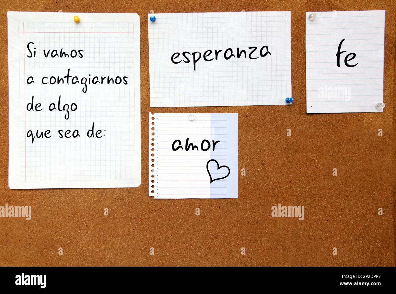 White and multicolor notes on cork board with message in Spanish "If we ...