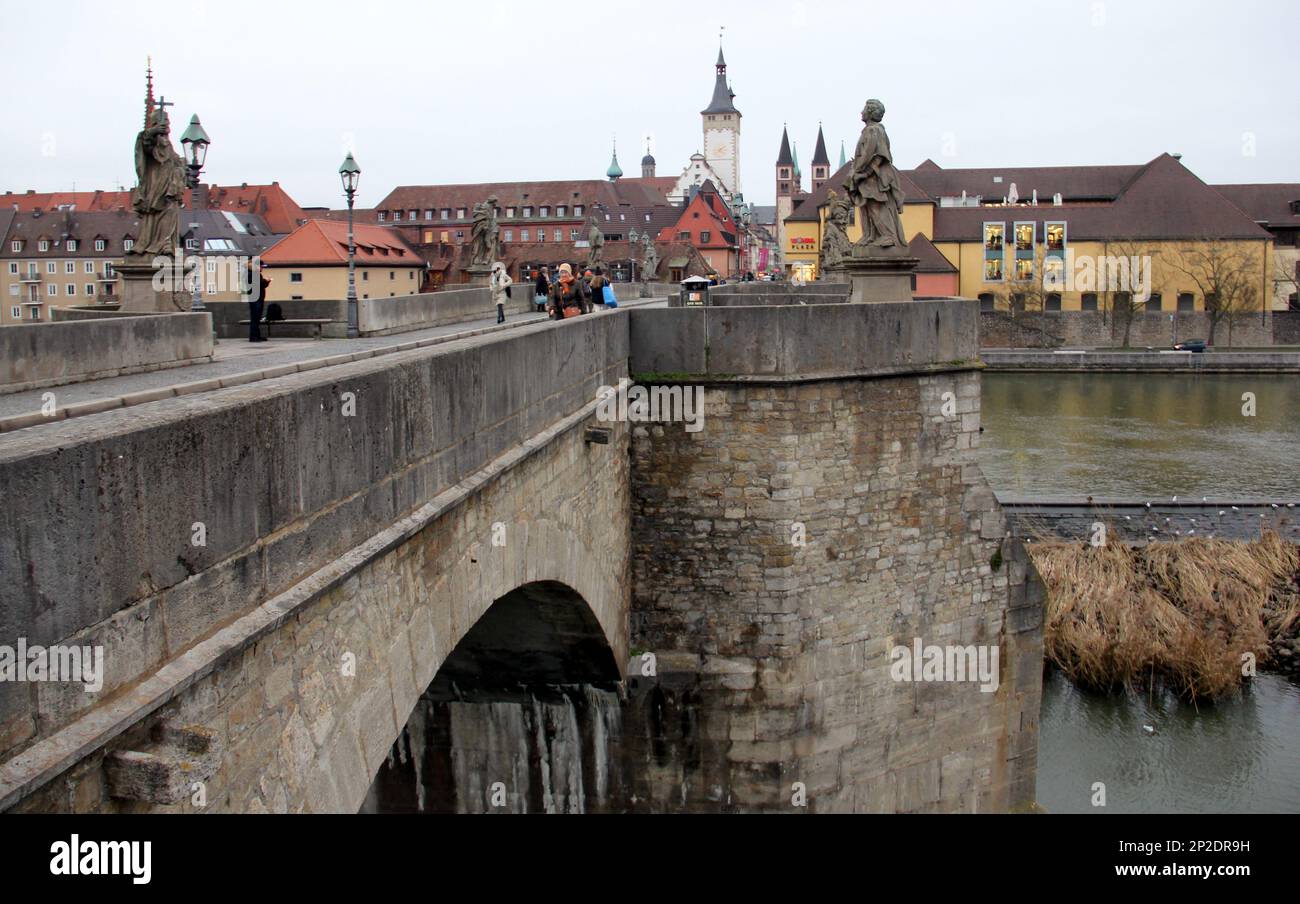 Old Main Bridge, Alte Mainbruecke, old town skyline in the background ...