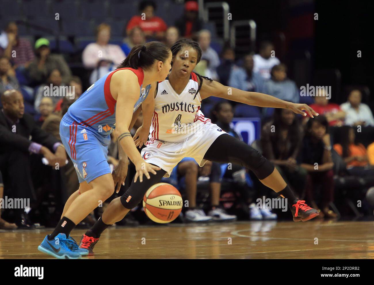 September 13 2015: Washington Mystics guard Tayler Hill (4) defends ...