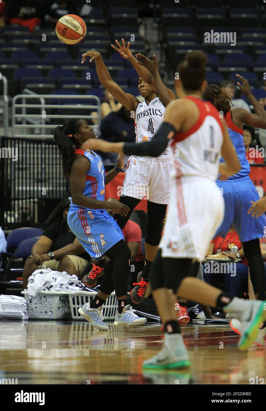 September 13 2015: Washington Mystics guard Tayler Hill (4) makes a ...